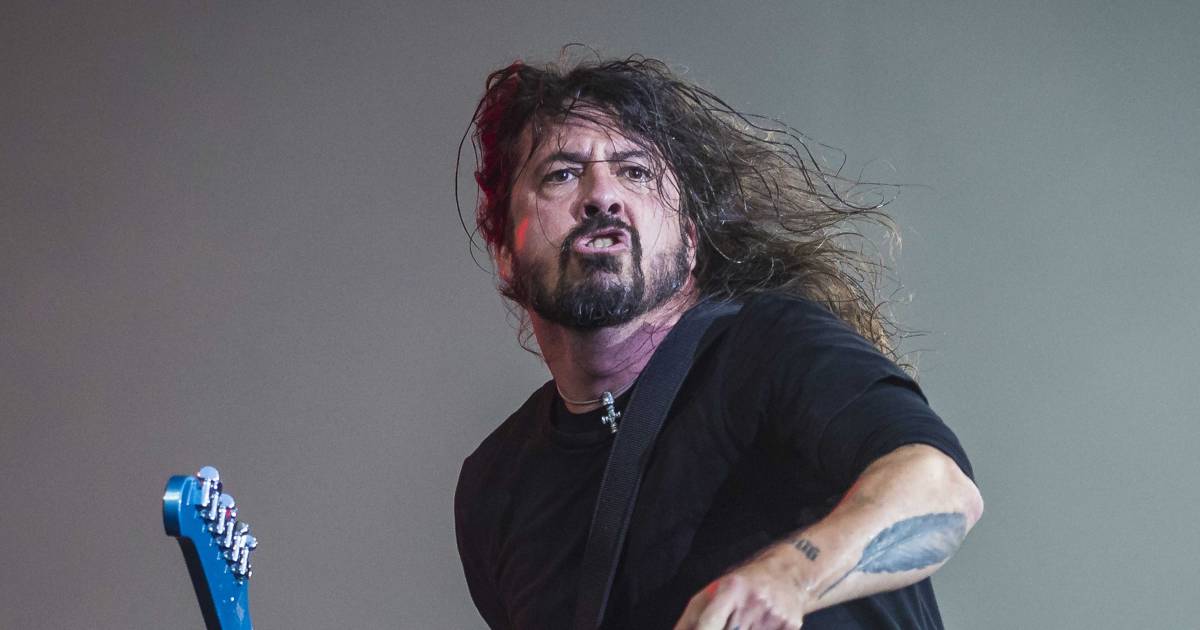 Foo Fighters-voorman Dave Grohl maakt weer rotsmak van podium | Show ...