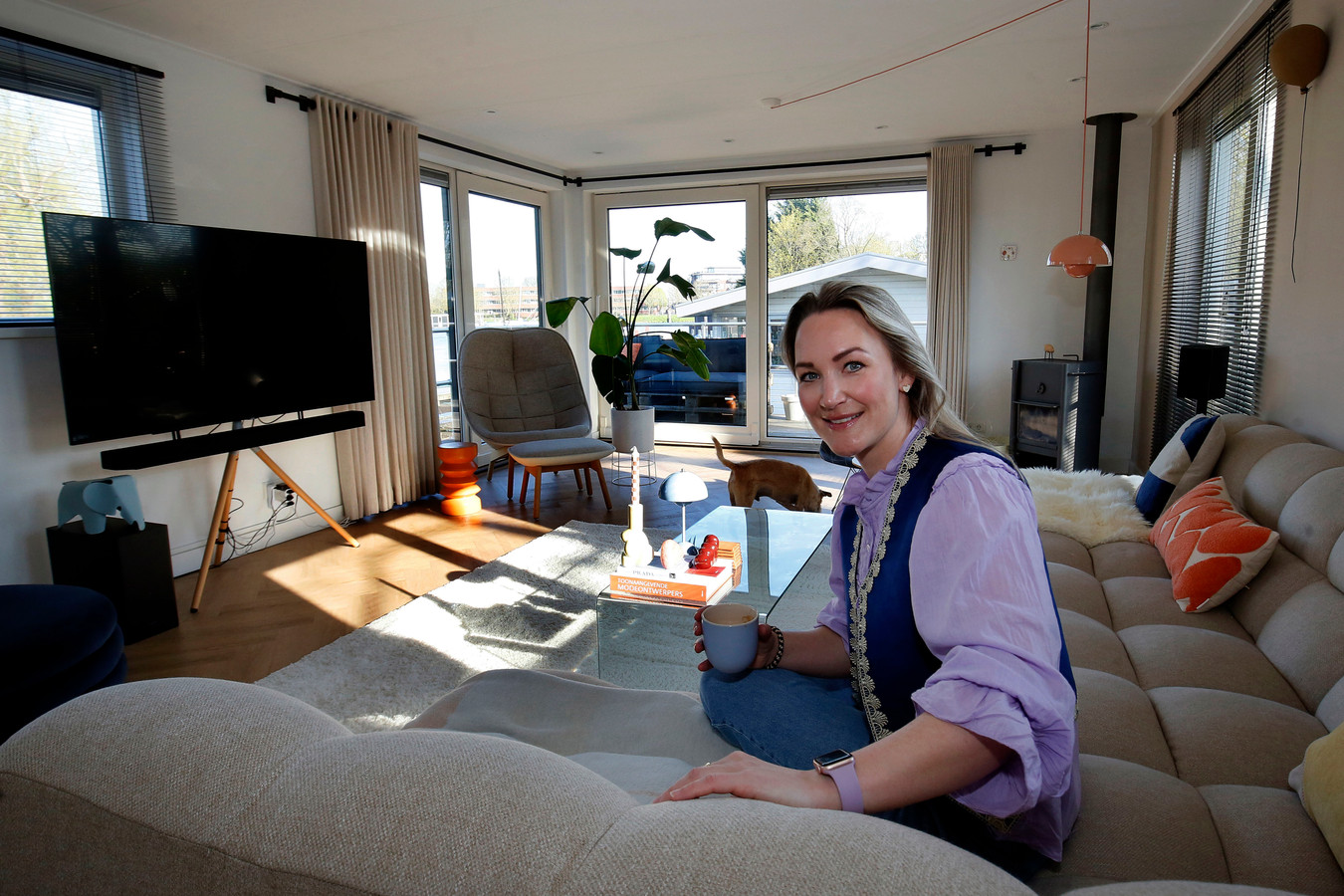 Christine woont op een woonark: ‘We liggen vaak scheef, dan vallen ...