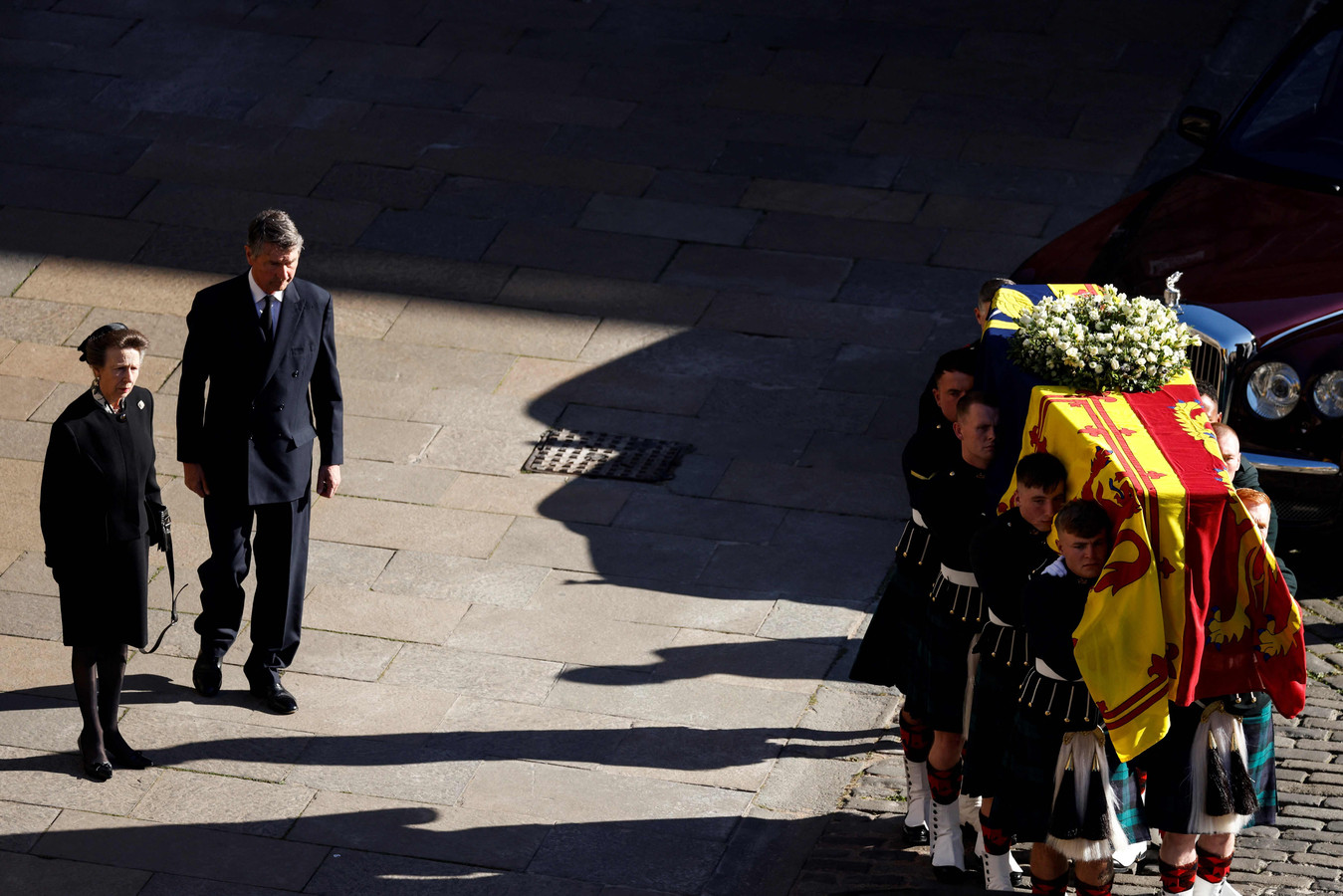 Ontwerp van de lijkwagen en optreden van haar doedelzakspeler: hoe de ...