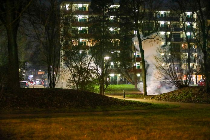 Politie bekogeld met flessen en zwaar vuurwerk bij protest tegen ...