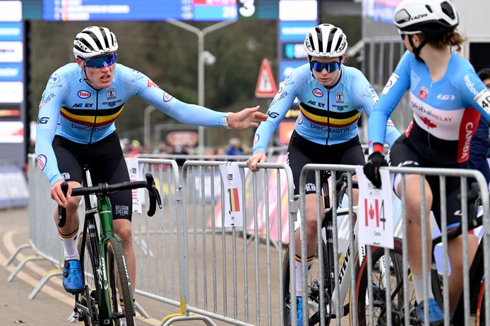 België pakt eerste medaille op WK veldrijden, Sweeck en co rijden naar brons in Mixed Relay ...