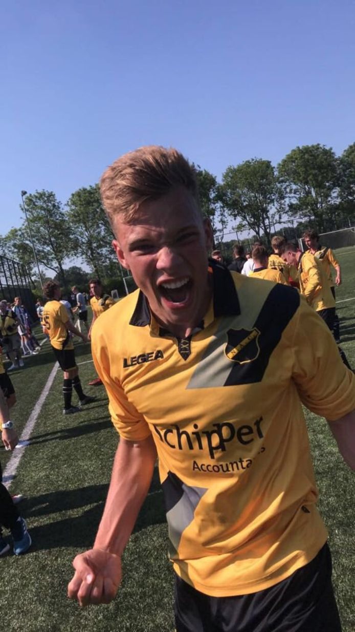 Sydney van Hooijdonk tekent eerste profcontract bij NAC | NAC | bndestem.nl