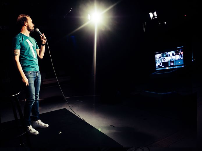 Zo maakt cabaretier Tim Hartog (33) mensen thuis aan het lachen ...