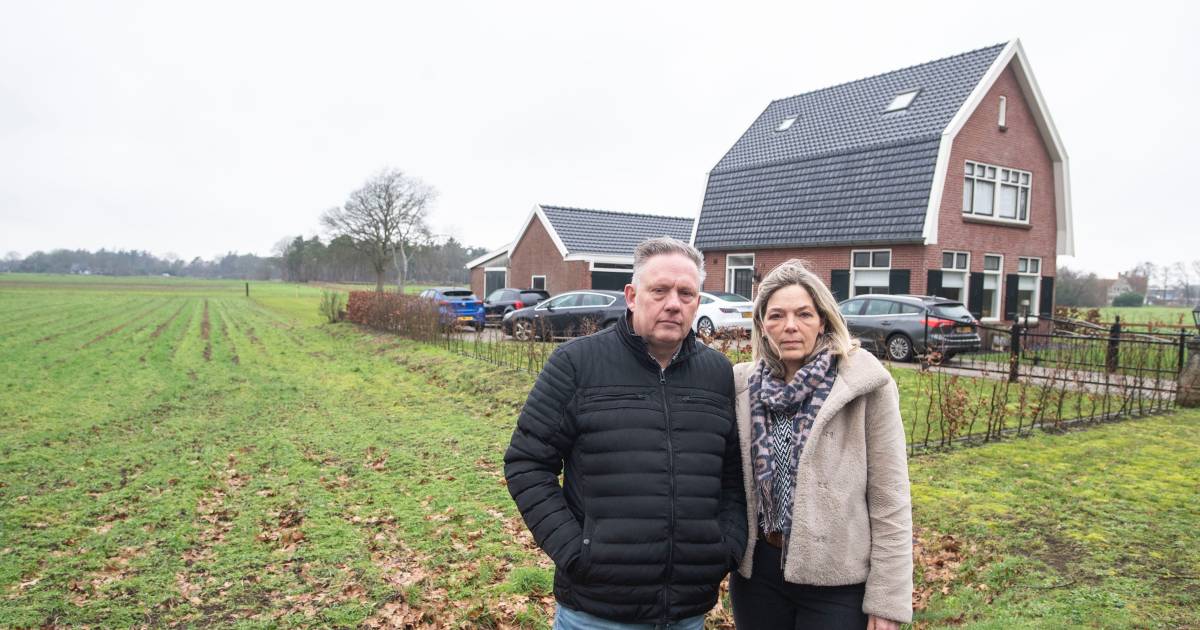 René en Gerdie zitten straks gevangen tussen de zonnepanelen: ‘Park komt op 10 meter van ...