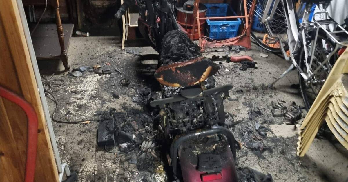 Elektrische scooter ontploft tijdens opladen en zet garage in brand ...