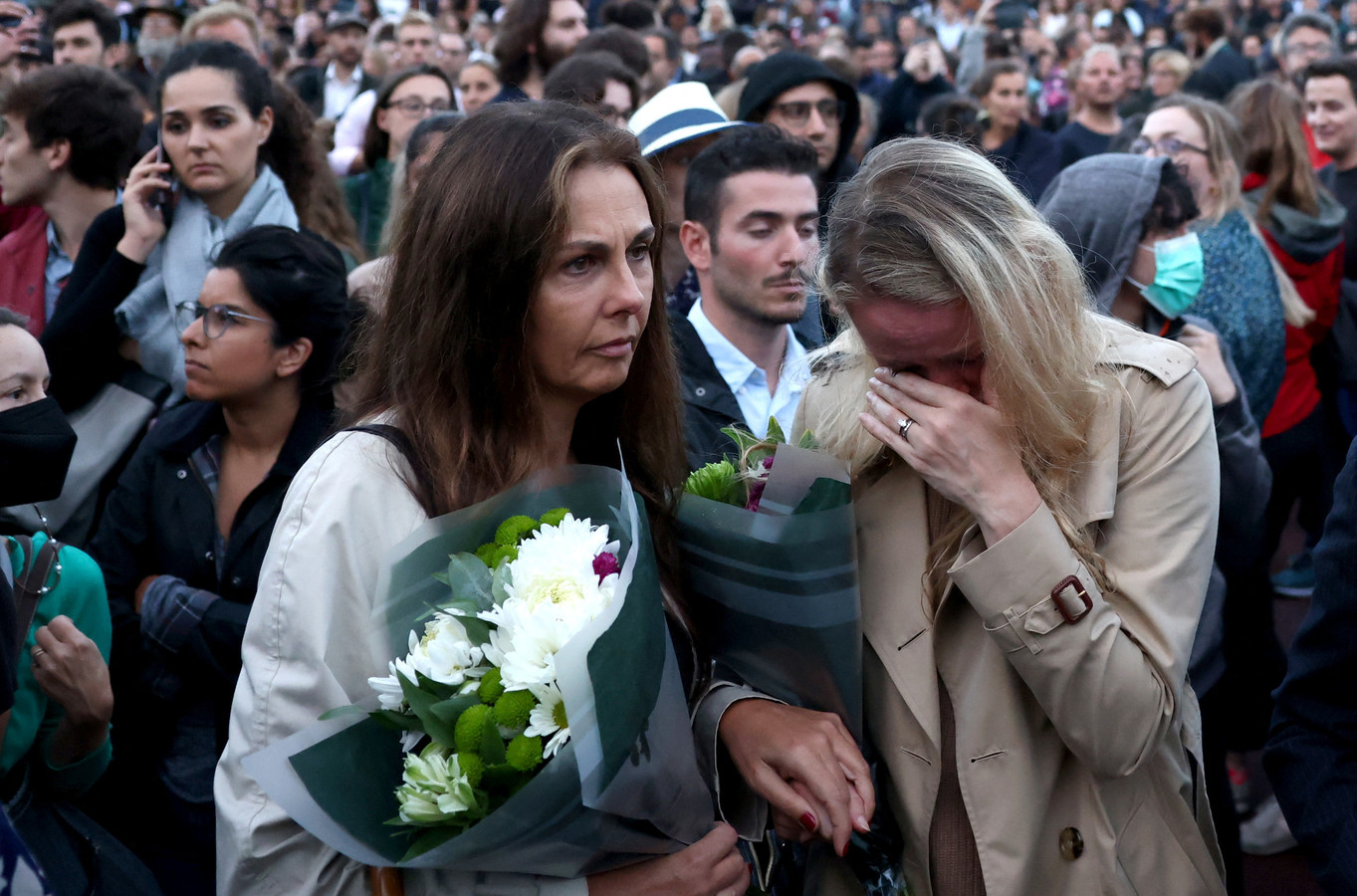 Londen rouwt met applaus, bloemen en tranen: ‘We hebben onze favoriete ...