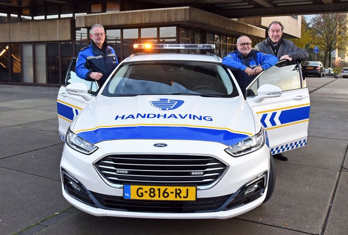 Terneuzense boa's zichtbaarder op pad in hun eigen 'handhavingsauto ...