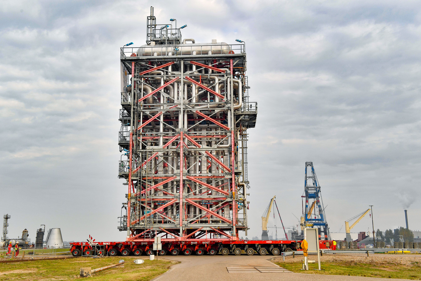 Grootste kraan van Europa tilt 'groen’ fornuis op zijn plek bij Shell ...