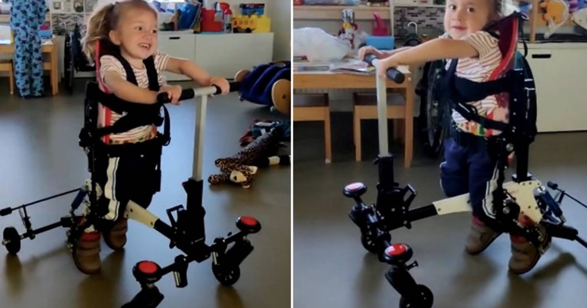 Baby Pia zet eerste stapjes met staprobot: ‘Ze wordt hier zo gelukkig ...