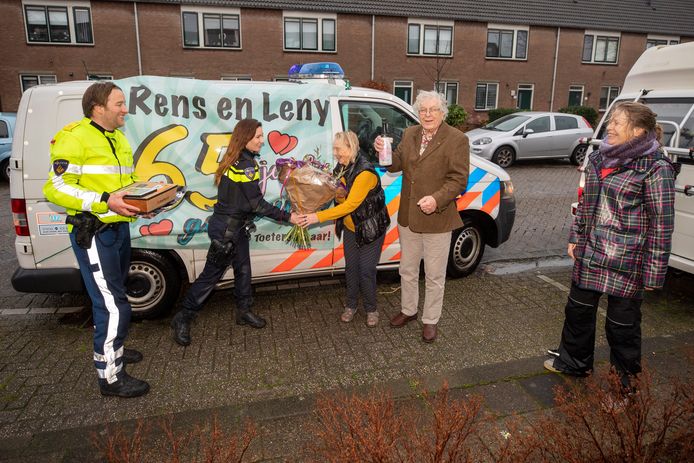 Loeiende sirenes én een felicitatie van Mark Rutte: 65-jarig huwelijk ...