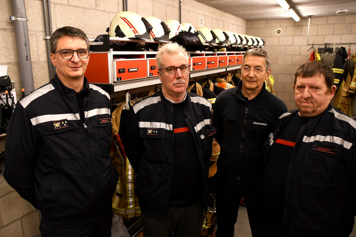 KETTINGBOTSING IN DE MIST. Deze brandweermannen waren het snelst bij de ...