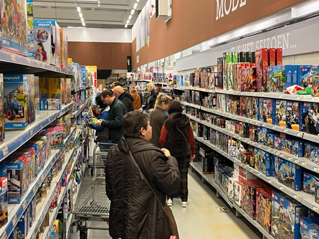 Totale uitverkoop bij Makro in Eke lokt heel wat volk: “Dit weekend nog ... Totale uitverkoop bij Makro in Eke lokt heel wat volk: “Dit weekend nog ...