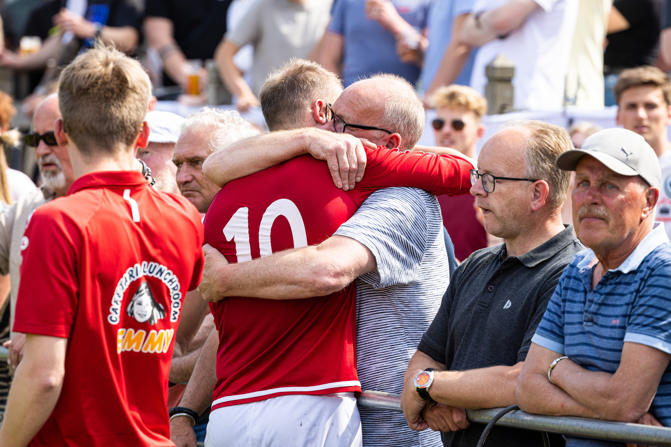 Verliezend EMMS neemt afscheid van drie clubmannen: ‘Ik was graag ...