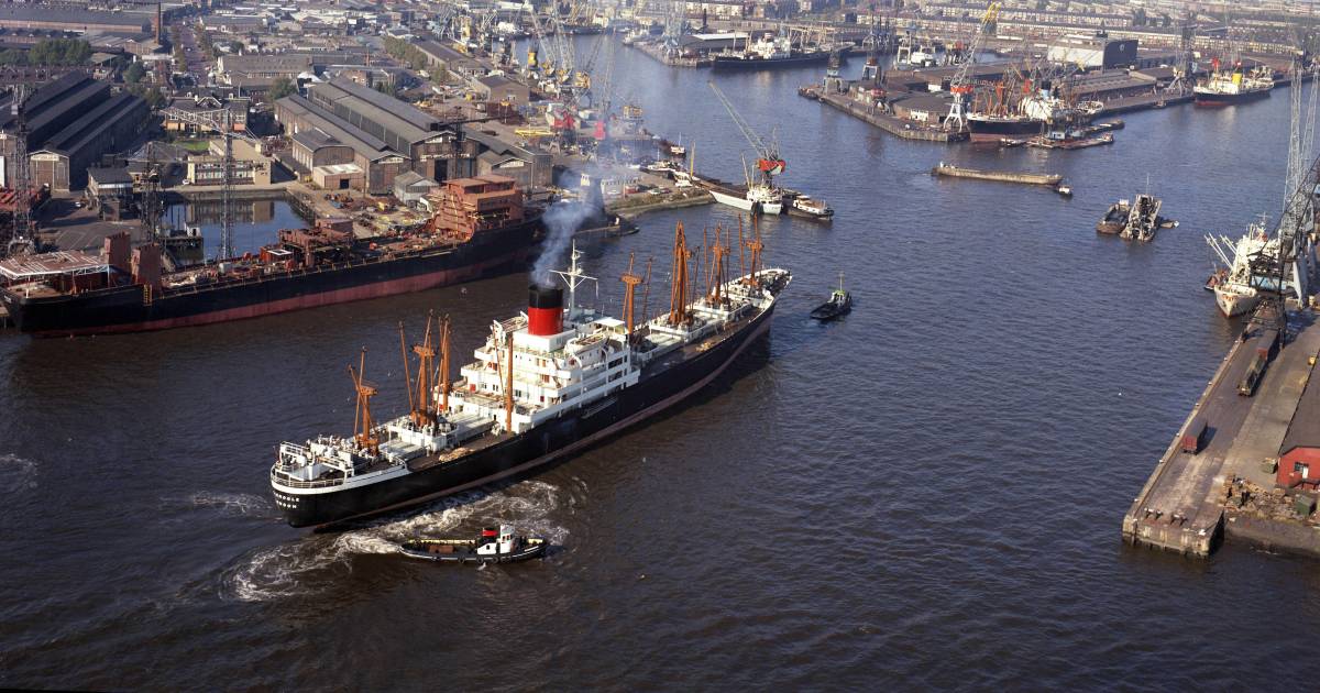 Welke haven vaart deze schuit precies binnen? | Rotterdam | AD.nl