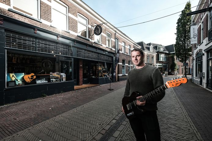 Jasper geeft strijd tegen internet op en sluit gitaarwinkel: ‘Ze staan ...