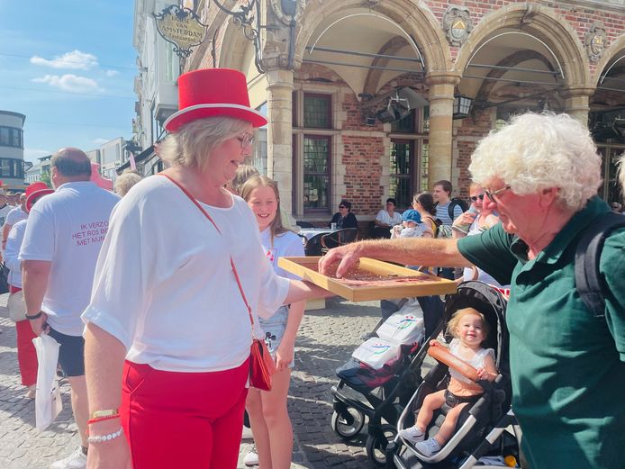 Dendermonds schepencollege deelt kopvlees uit tijdens ommegang Ros ...