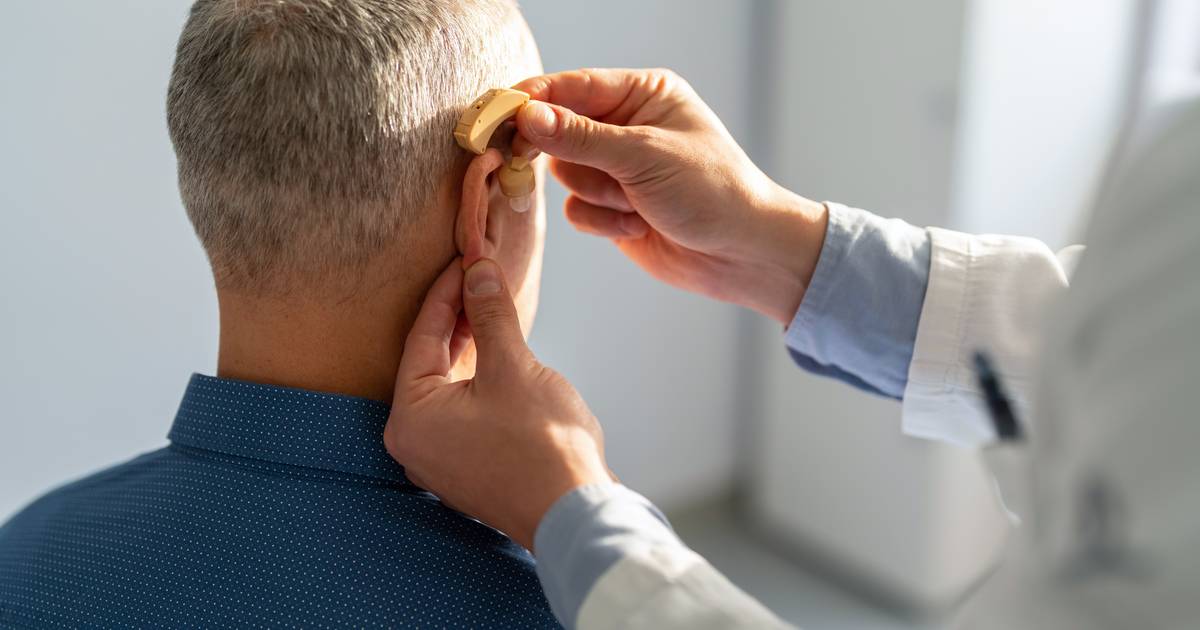 De audicien biedt een half uur later met een rood hoofd zijn ...