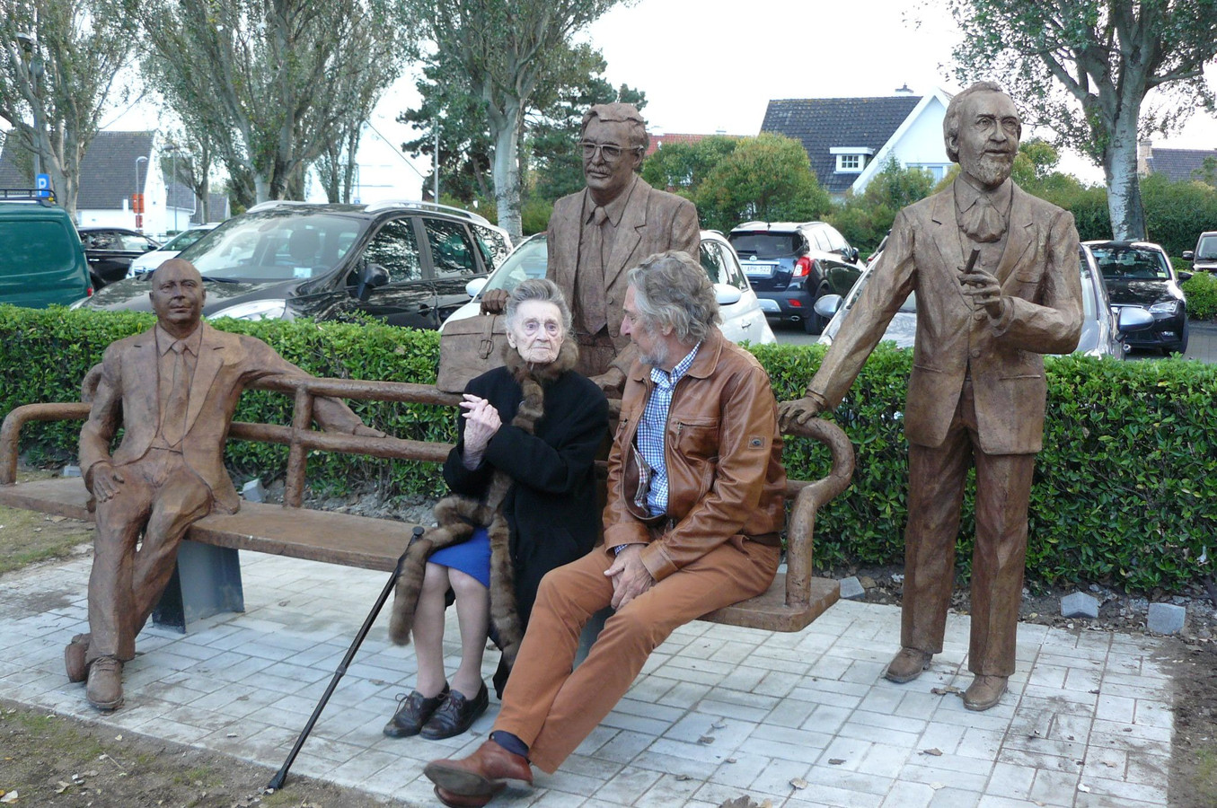 Beeldengroep eert stichters Scharpoord | Foto | hln.be