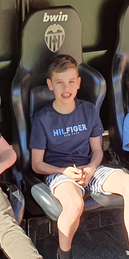 Plots staat Gemertse Bob (12) in stadion van Valencia CF | Foto | ed.nl