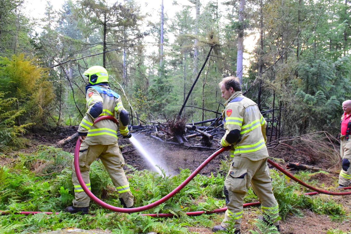 Brandweer rukt met veel materieel uit voor brand in natuurgebied bij ... Brandweer rukt met veel materieel uit voor brand in natuurgebied bij ...