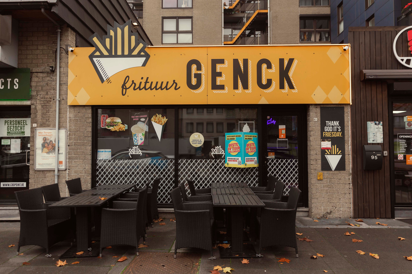 Frieten eten in een oude kerk of een kwakje satésaus voor de ...