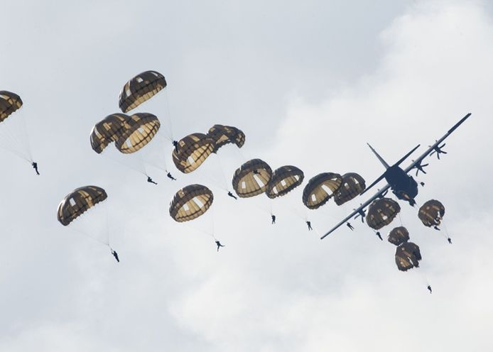 Paradropping boven Groesbeek afgelast | Nijmegen | gelderlander.nl