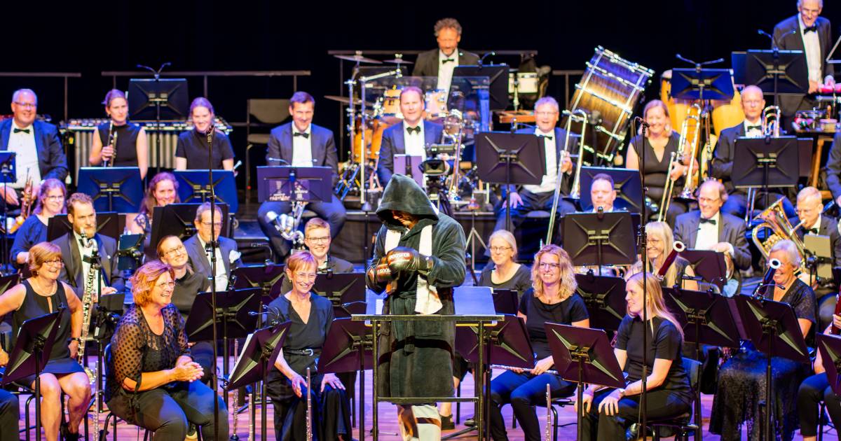Cabaretier met zelfspot laat publiek Hengelo Maestro lachen: ‘Zwarte ...