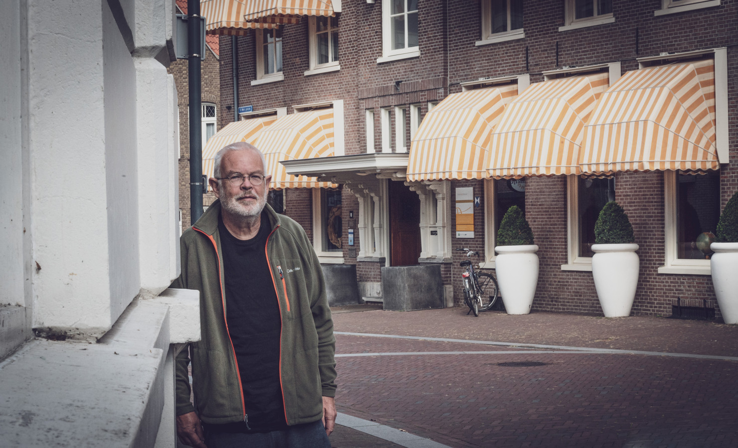 Jan woont tegenover Hotel De Wereld: ‘Ik zorg altijd dat ik thuis ben ...