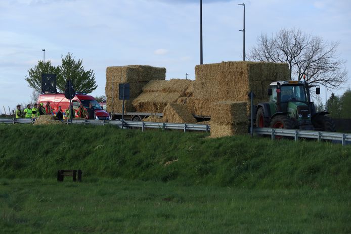 Landbouwer verliest balen stro: rijbaan anderhalf uur afgesloten | Sint ...