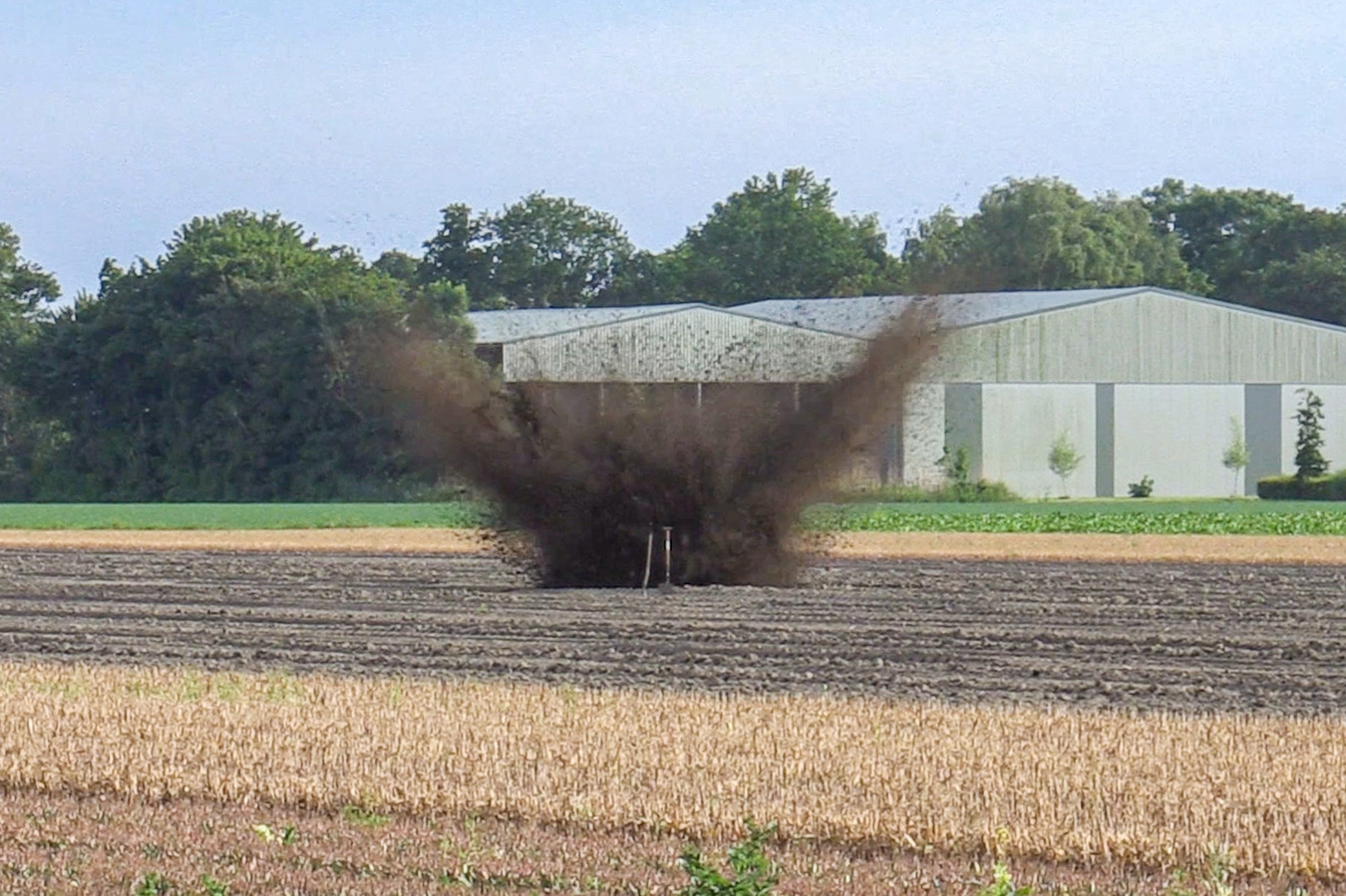 Gezin vist nietsvermoedend gevaarlijk explosief uit Espelervaart, jonge ...