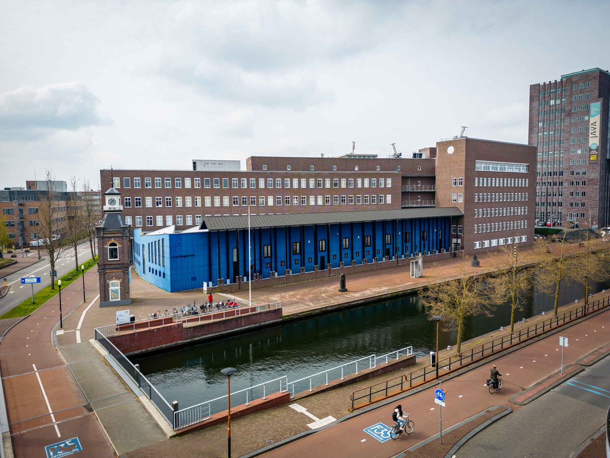 Familieleden slaan elkaar het nieuwe jaar in: broer moet maanden door ...