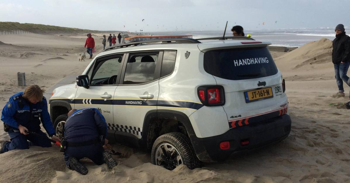 Voertuigen Handhaving vast op Zuiderstrand | Den Haag | AD.nl
