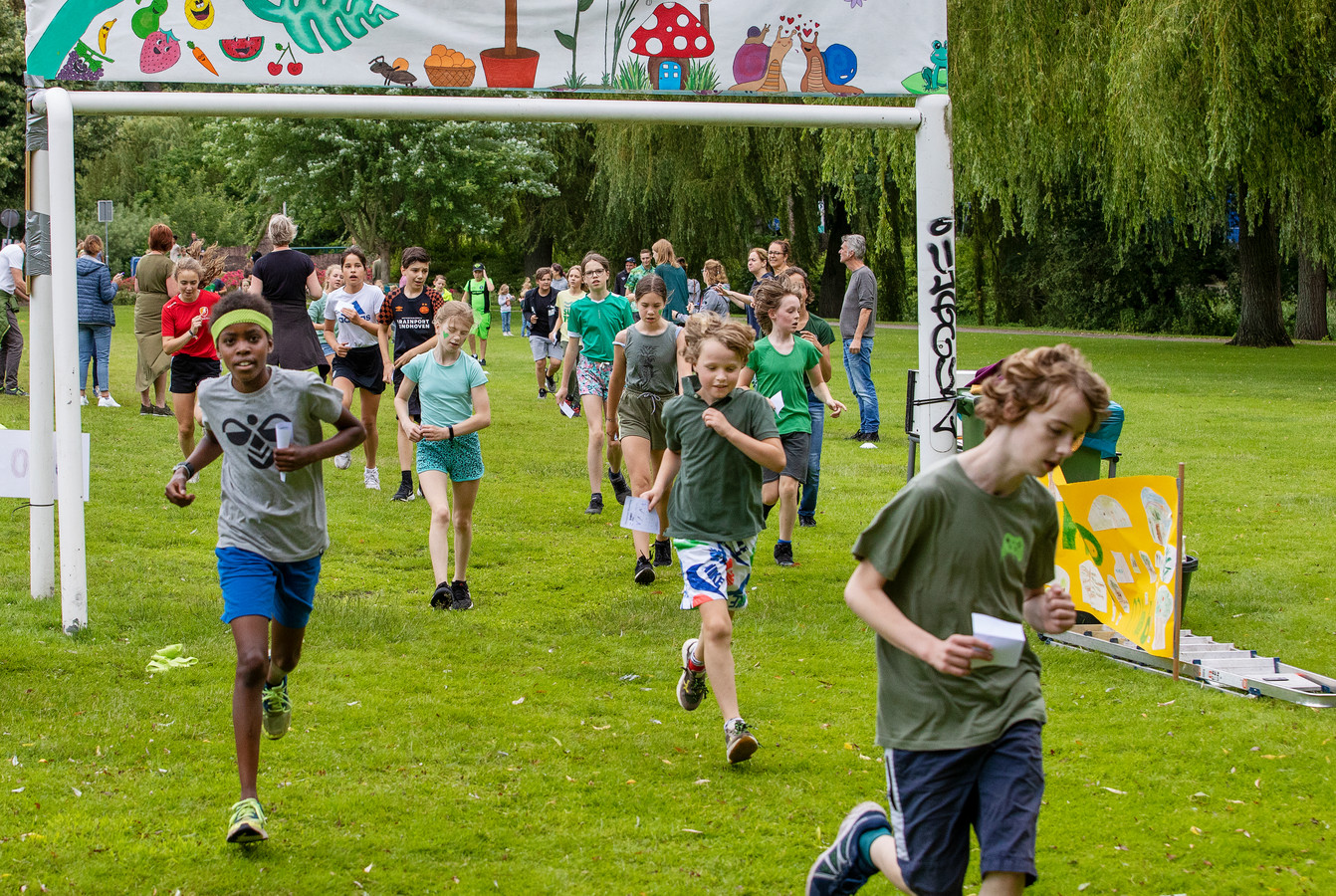 Rennen voor een groener schoolplein | Foto | AD.nl Rennen voor een groener schoolplein | Foto | AD.nl