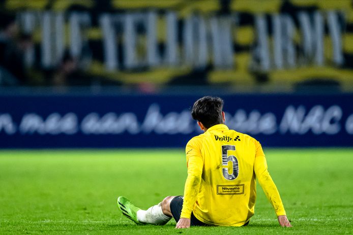 NAC-linksback Di Michele Sanchez per ambulance afgevoerd: ‘Krijg je een ...
