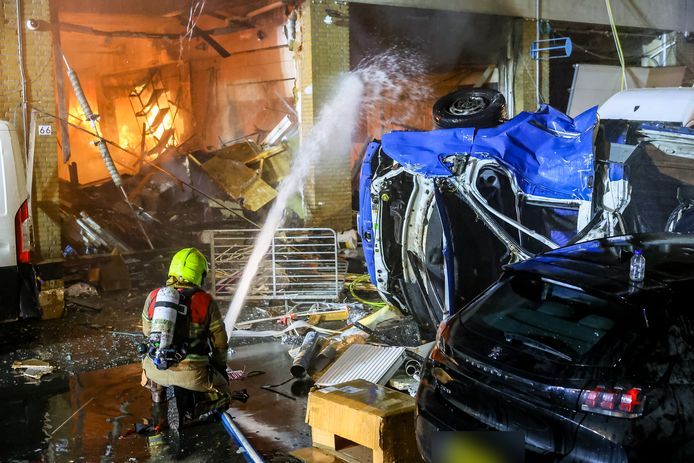 Drie vermisten na explosie en grote brand in Rotterdam: ‘Als ze binnen ...