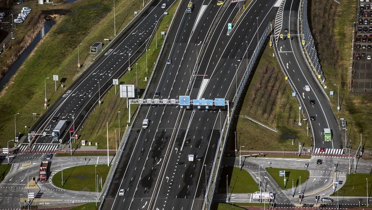 Zeeburgertunnel even dicht door autobrand | Het Parool