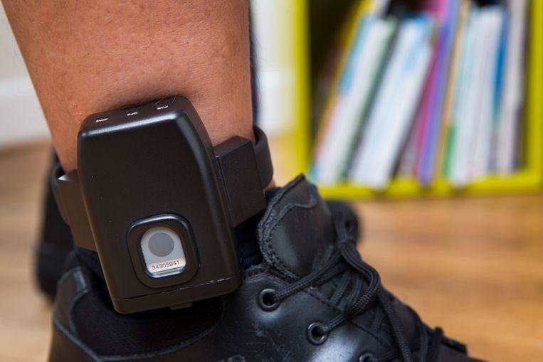 Vijf klinieken testen enkelband bij tbs’ers op verlof | Trouw