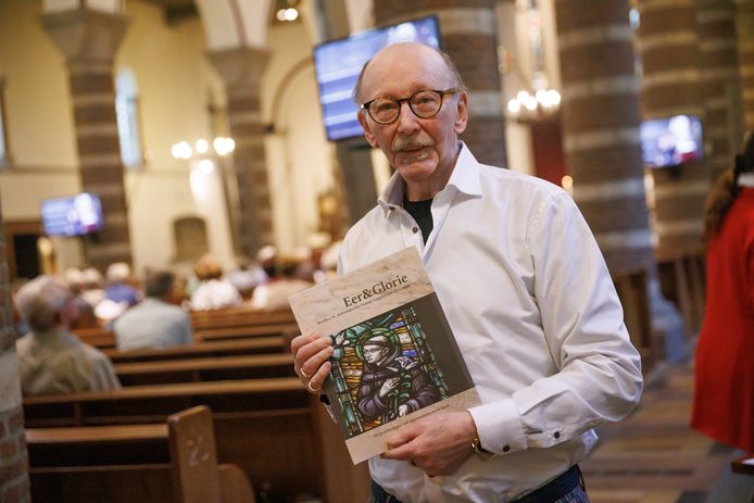 Eerste exemplaren ‘Eer en Glorie’ door Piet van de Watering overhandigd ...