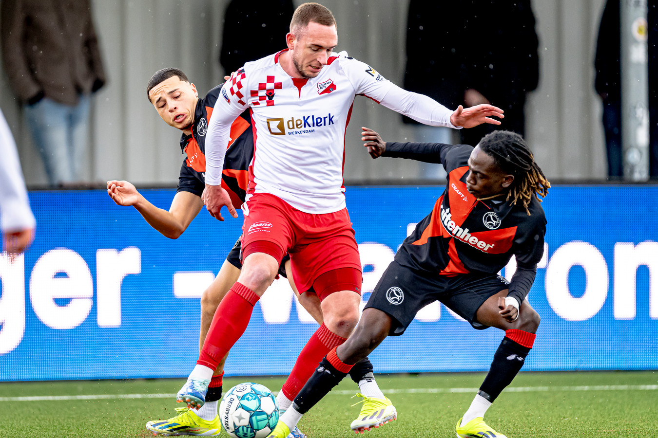 Wondergoal Rekondie, tumult op Bakestein en broers krijgen rood; lees ...