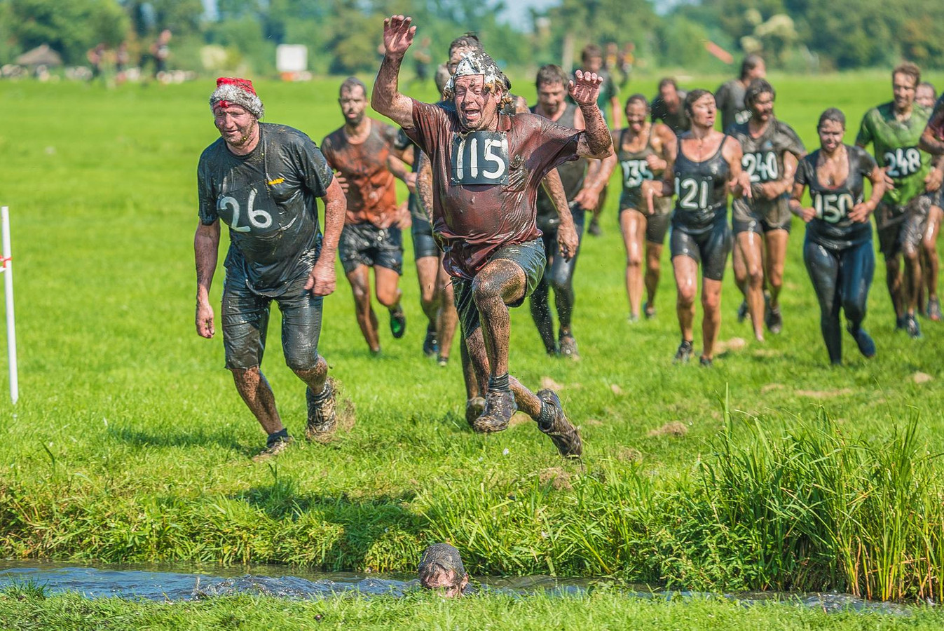 Voor de allerlaatste keer racen door de modder | Foto | AD.nl