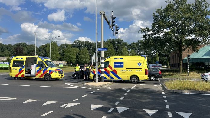 Zware aanrijding op Bleskolksingel in Almelo: drie personen naar het ziekenhuis | Almelo ...