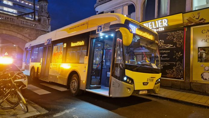 Lijnbus rijdt zich vast in put in wegdek achter Centraal Station ...