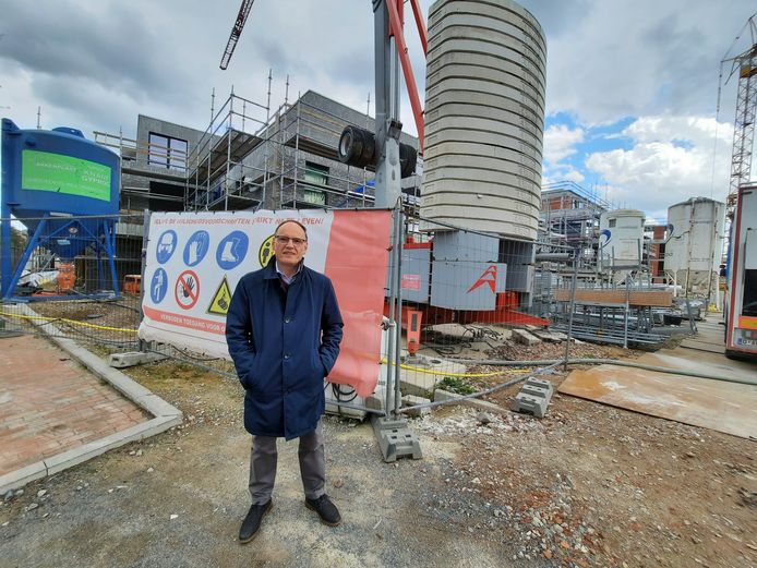 Leo Verstichel van net opgerichte sociale huisvestingsmaatschappij ...