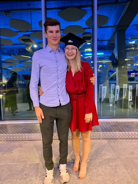 Ze verloor haar broer in de koers. 3 jaar later gaat ze zelf voor zijn ...