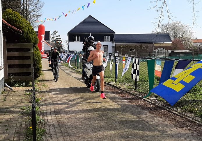 Van der Lugt wint de Marathon van Zeeuws-Vlaanderen na solo van 42 ...