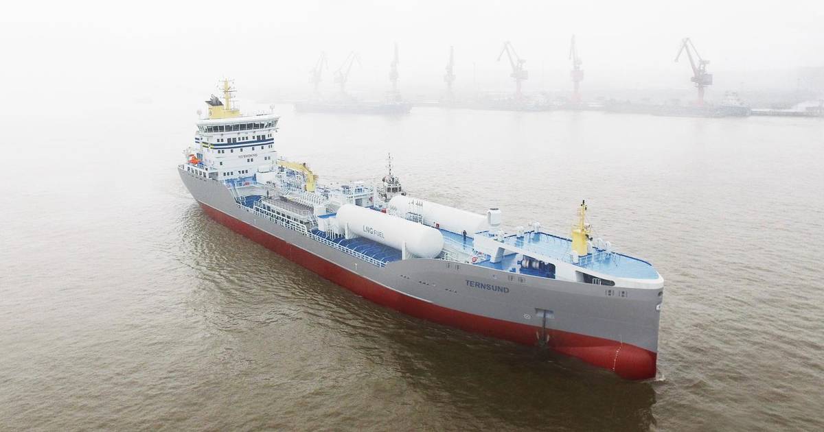 Eerste zeeschip op gas 'tankt' in Rotterdam | Rotterdam | AD.nl