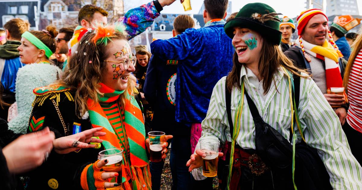 Bier drinken op straat en dronken naar huis fietsen met carnaval, mag ...