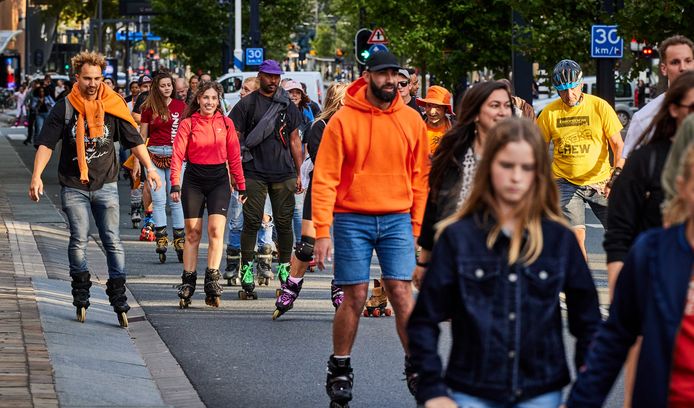 Groep Wednesday Night Skaters groeit explosief: ‘Fijn dat dit weer kan ...