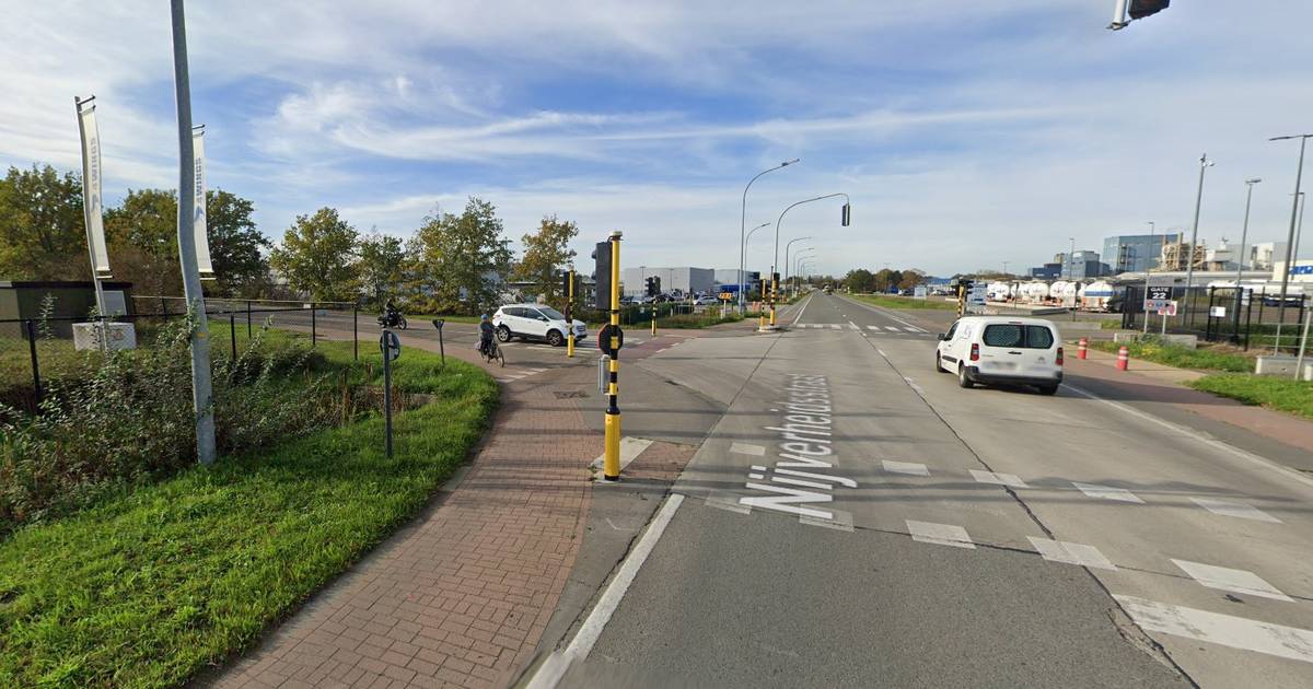 Bromfietser (45) komt om het leven na klap tegen verkeerslicht ...