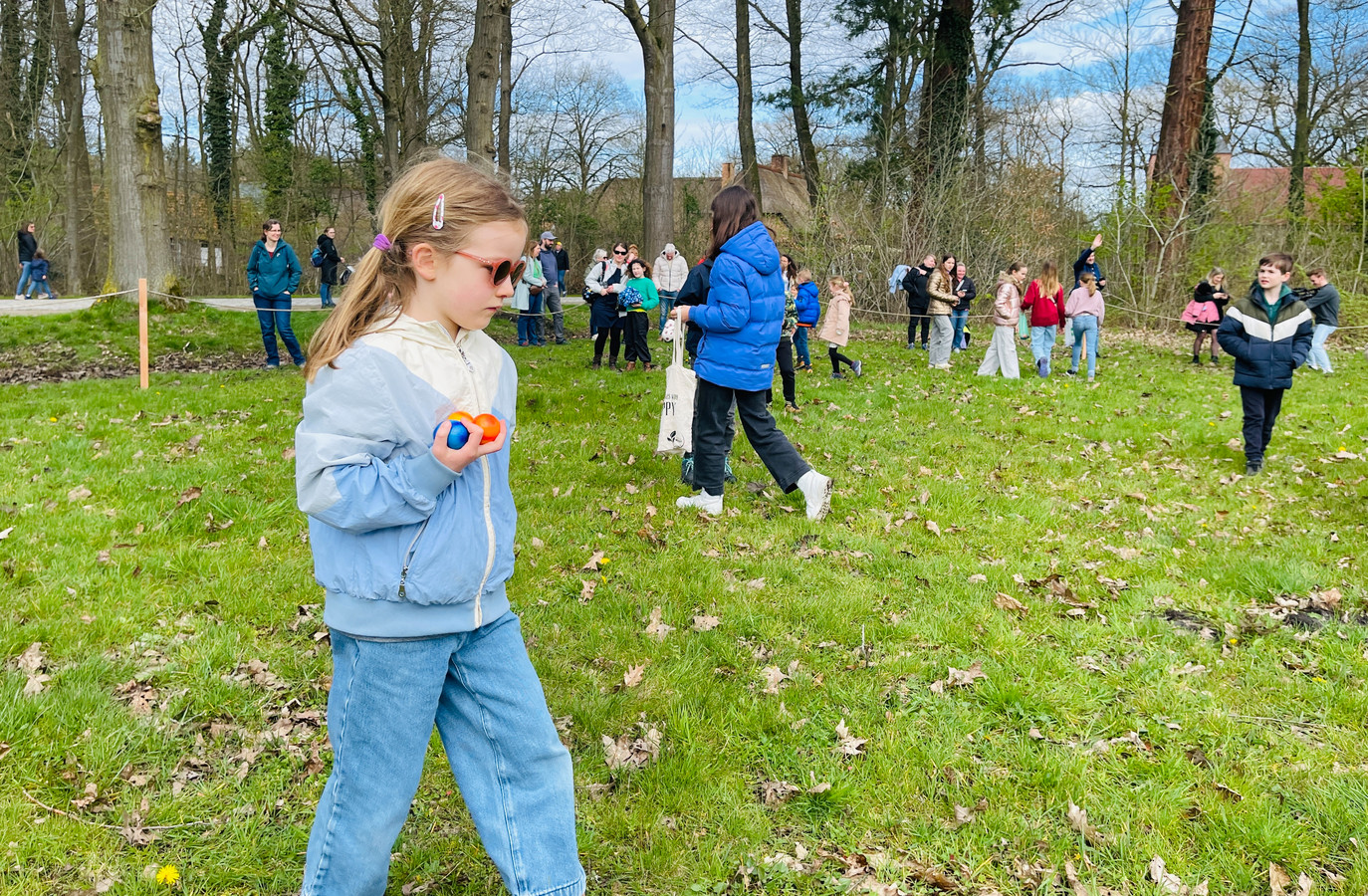 KIJK. Honderden kinderen rapen 8.000 paaseitjes in Bokrijk: “Dit is zo ...
